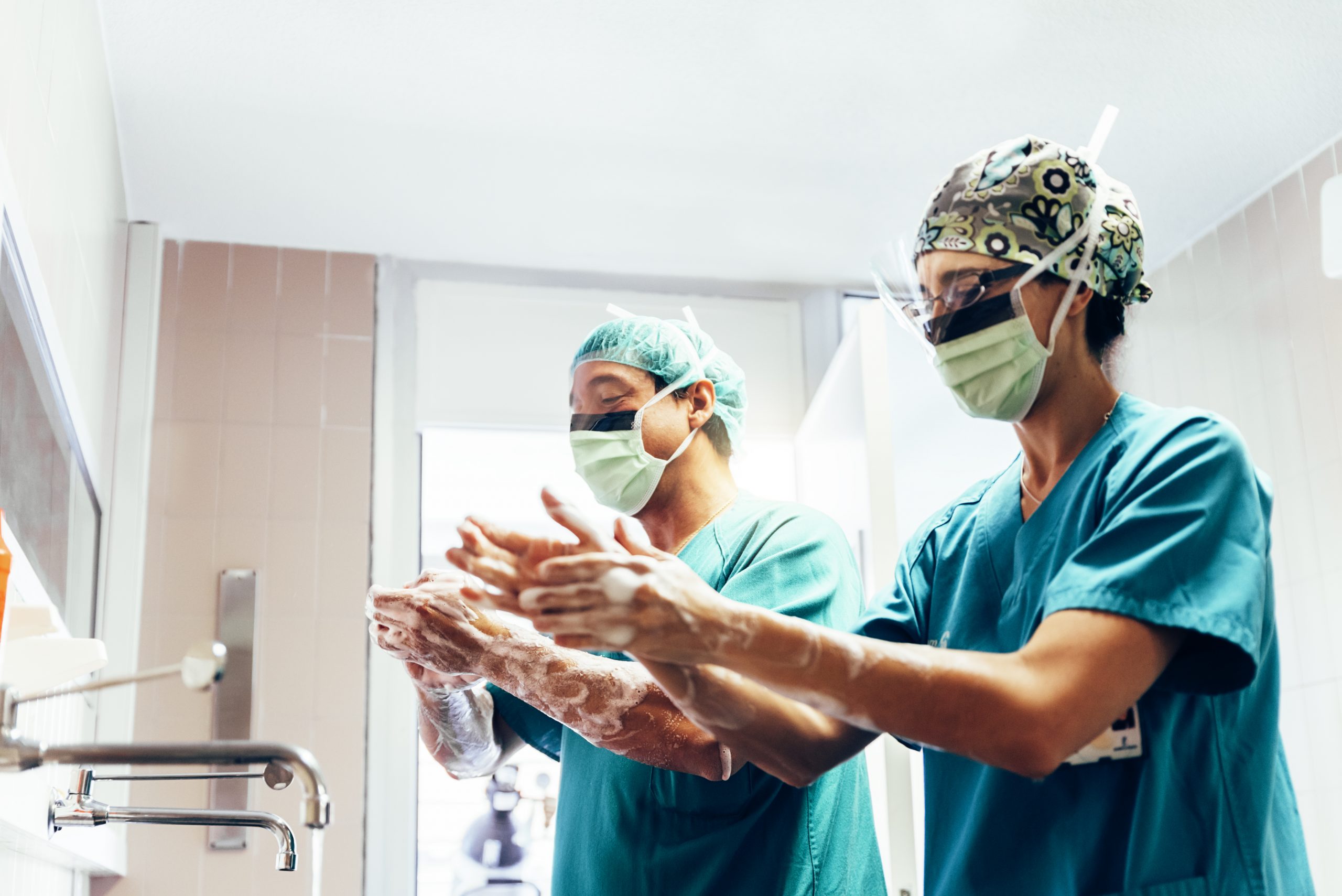 PPE surgeons washing hands | Fairfield Medical Center